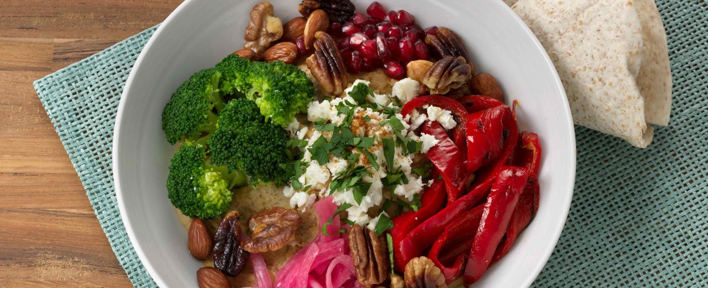 Warme linzen hummus met topping