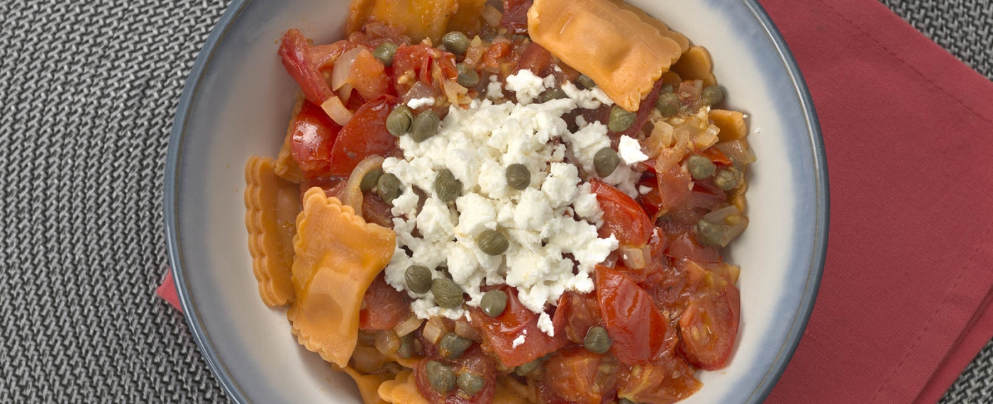 Verse ravioli met tomatensaus & kappertjes