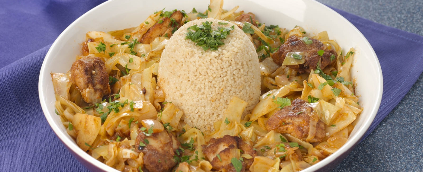 Pittige stoofpot van kip met spitskool