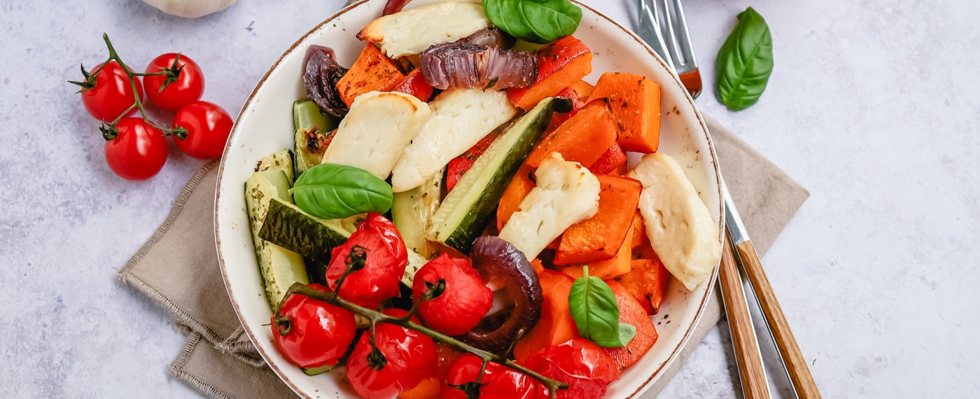 Pompoen & courgette traybake met halloumi
