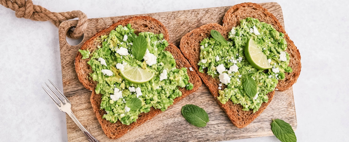 Brood met avocado & doperwten spread