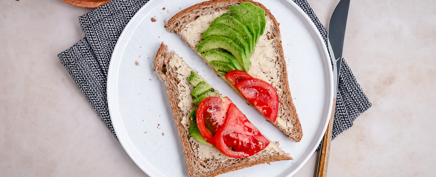 Brood met hummus, avocado & tomaat