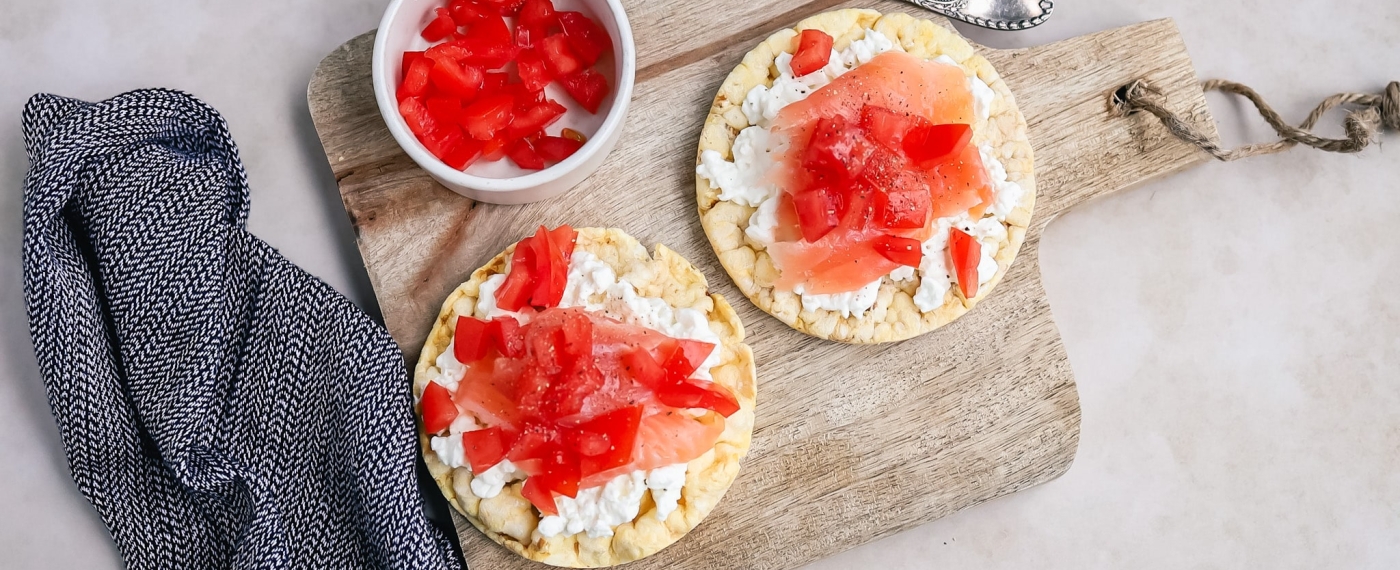 Maïswafels met cottage cheese & gerookte zalm