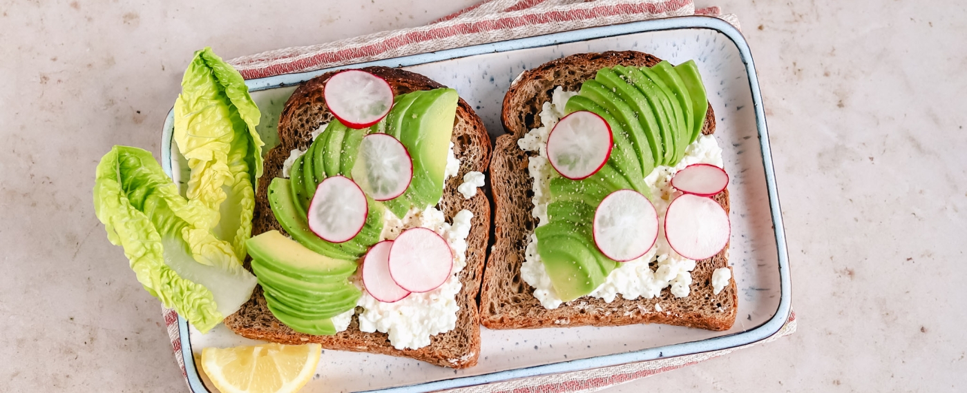Brood met cottage cheese, avocado & radijs