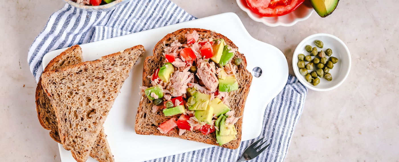Brood met tonijn, avocado & tomaat
