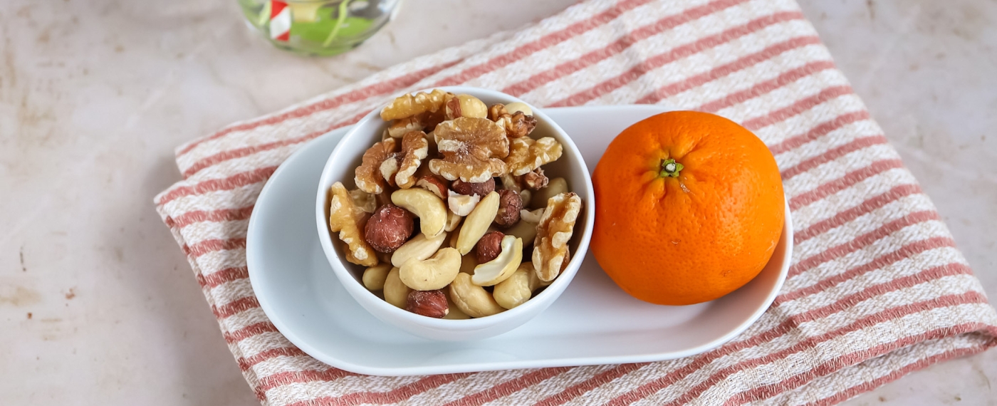 Mandarijn met handje noten