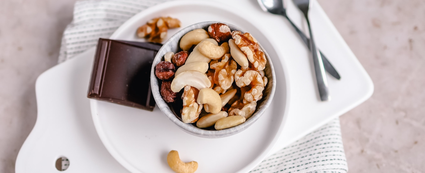 Handje noten met pure chocolade