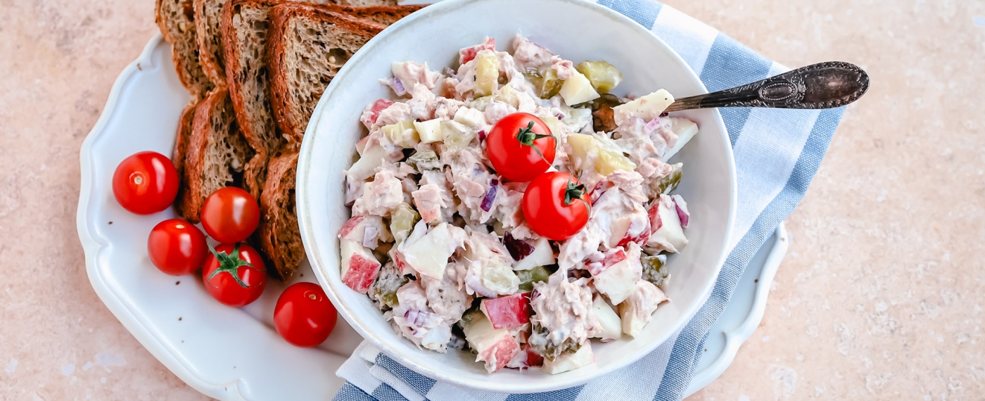 Brood met salade van tonijn, augurk & appel