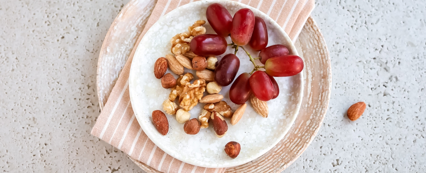 Handje noten met druiven