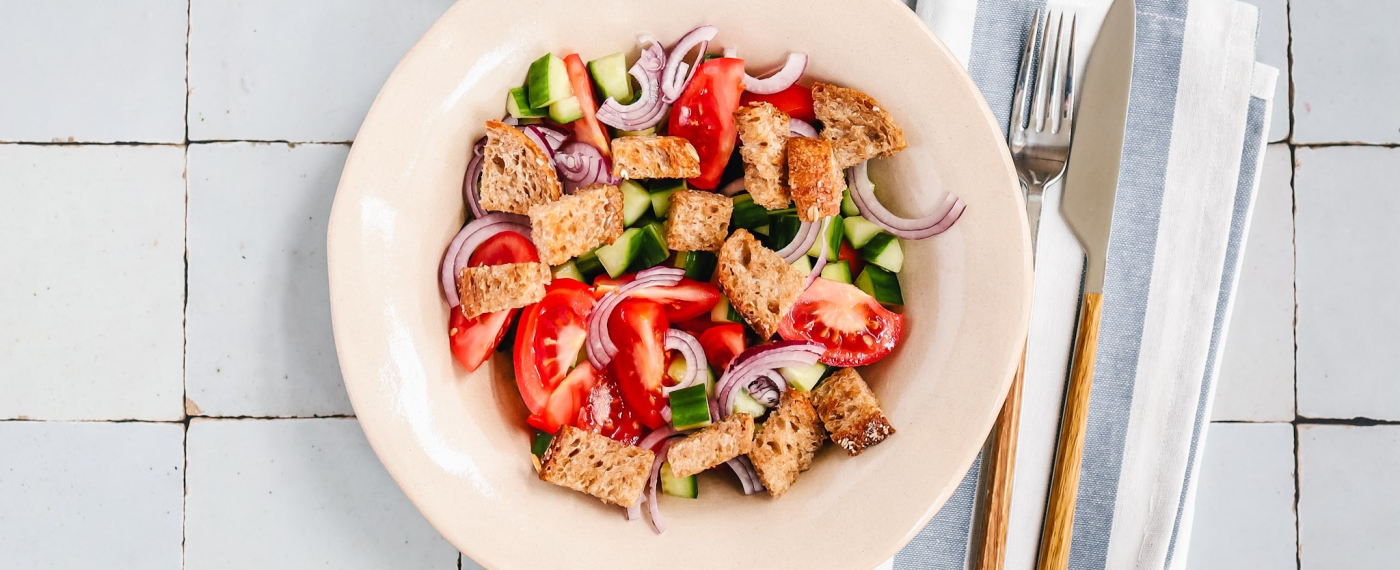 Italiaanse salade met stukjes brood