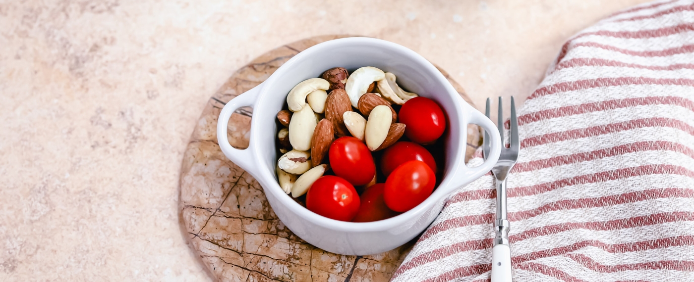 Handje noten met cherry tomaten