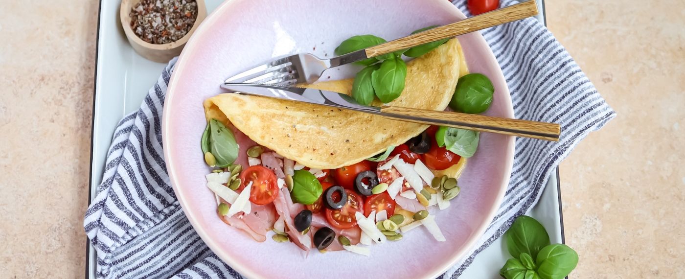 Italiaanse omelet met rauwe ham, tomaat & geraspte kaas