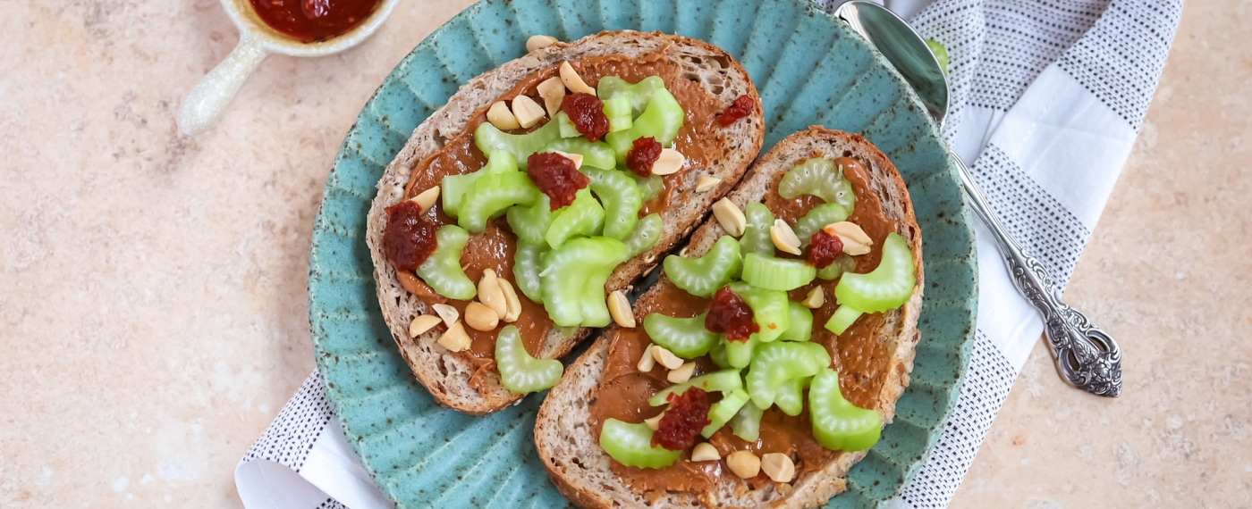 Brood met pindakaas & ringetjes bleekselderij