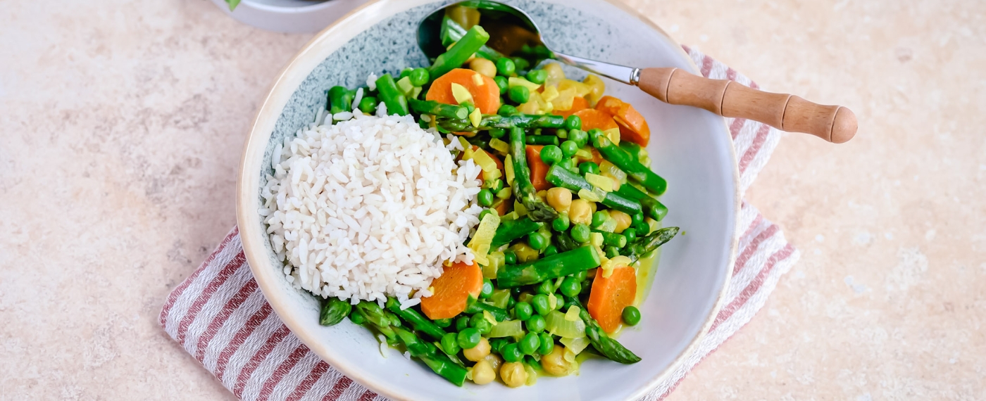 Curry met groene asperges, kikkererwten & rijst