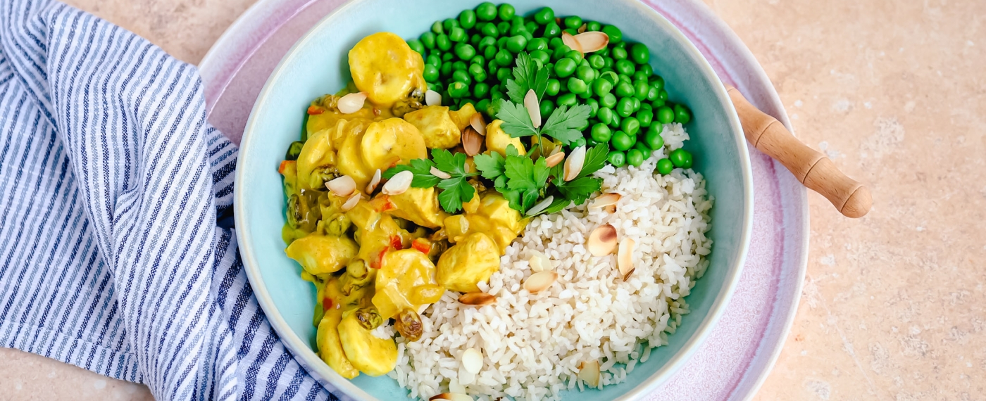 Rijst met tuinerwten & kip en banaan in kerriesaus