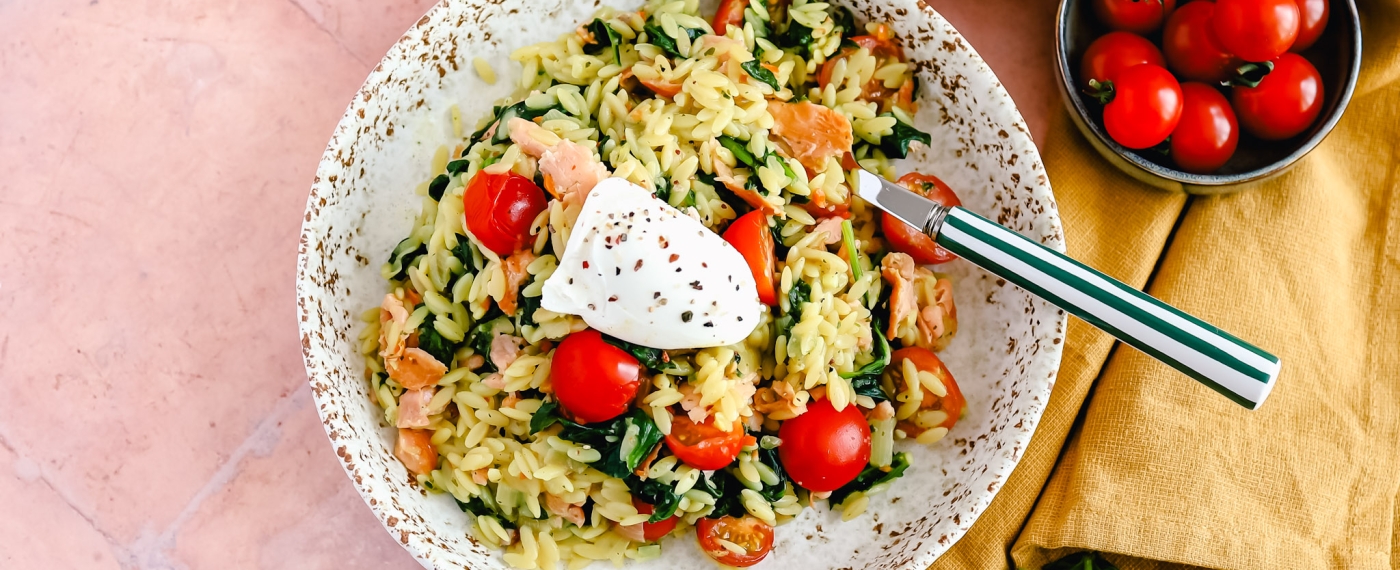 Orzo met spinazie, tomaat & gerookte zalm