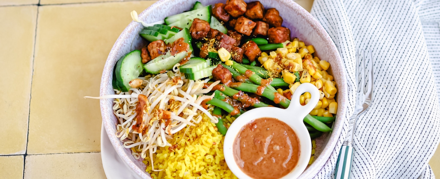 Gado gado met gele rijst & tempeh