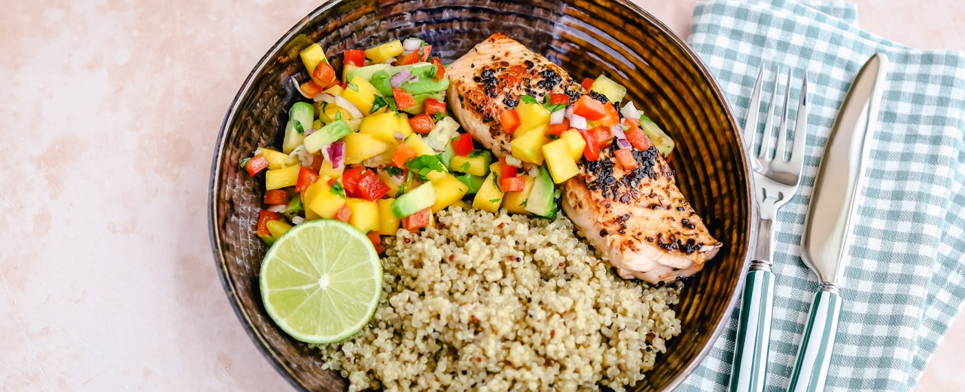 Kokos-quinoa met zalm & mango-avocado salsa