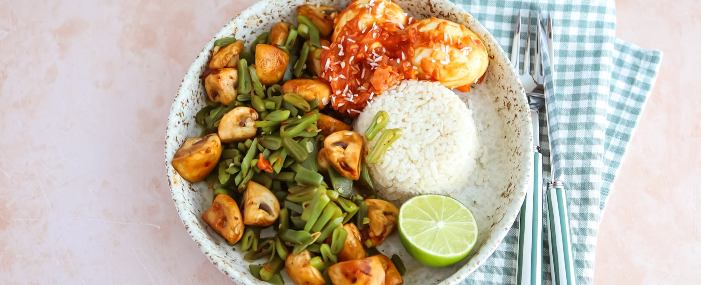 Rijst met snijbonen, champignons & eieren in pittige saus