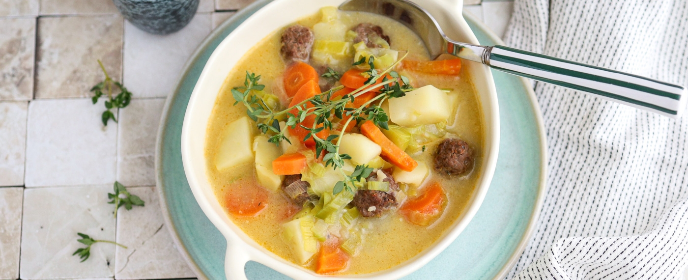 Aardappelsoep met prei, wortel & gehaktballetjes