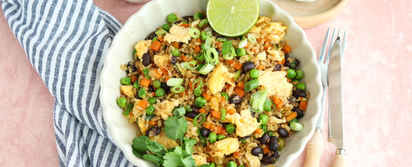 Gebakken rijst met zwarte bonen & ei